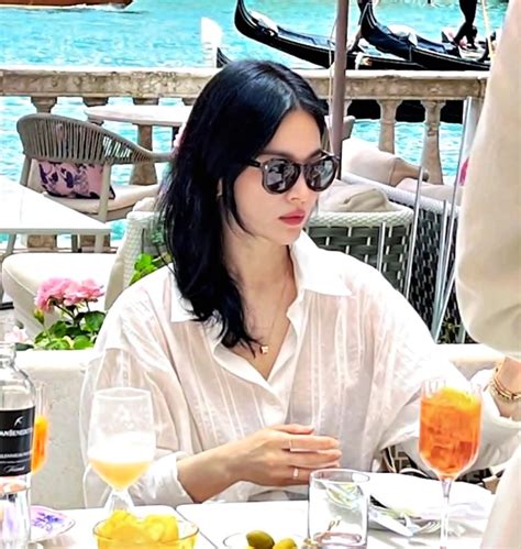 너무 예뻐서 이탈리아 현지 반응 터진 송혜교 베니스 여행룩 속 가성비 좋은 발편한 신발 574 뉴발란스 운동화 세련된 오버