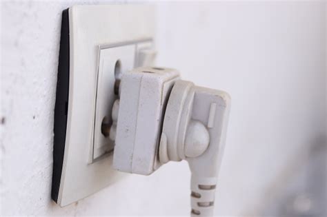 흰색 3핀 플러그가 있는 전기 보드에 부착된 흰색 전기 플러그 핀 소켓 어댑터 또는 익스텐더 근접 촬영 0명에 대한 스톡 사진 및 기타 이미지 Istock