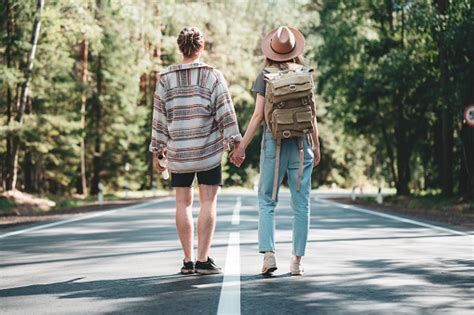 손을 잡고 공동 여행에 기대 하 고 젊은 여행자 멋쟁이 커플 성인 남자와 숲도로에 함께 여행 하는 여자 소녀에 대한 스톡 사진