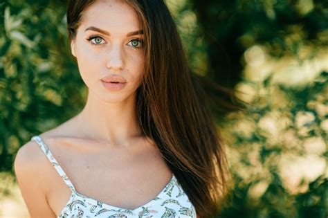 Premium Photo Brunette Girl Outdoor Portrait