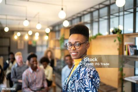 비즈니스 컨퍼런스 및 프레 젠 테이 션에서 아프리카 사업가 스피커초상화 소기업에 대한 스톡 사진 및 기타 이미지 소기업 비즈니스 아프리카 Istock