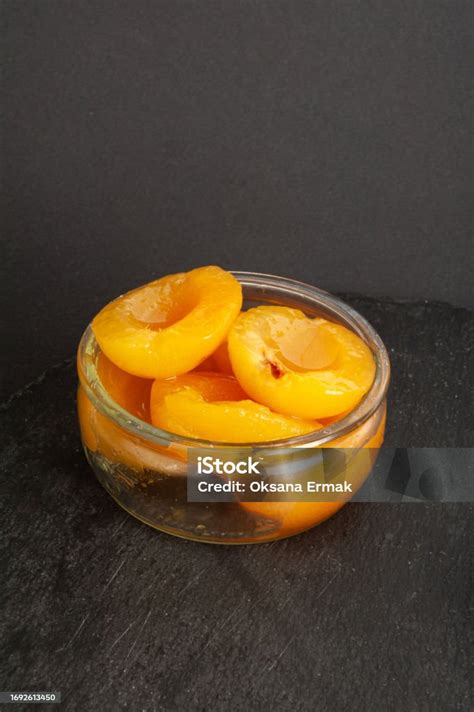 복숭아 통조림 시럽에 살구 반쪽 노란 과일 디저트 통조림 천도 복숭아 설탕에 절인 과일 0명에 대한 스톡 사진 및 기타 이미지