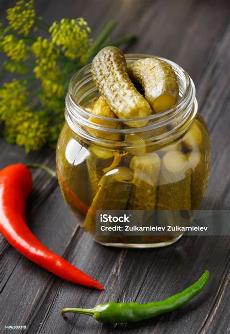 유리 항아리에 절인 오이와 피클 준비를위한 향신료와 야채 가을에 대한 스톡 사진 및 기타 이미지 가을 건강한 생활방식 건강한 식생활 Istock