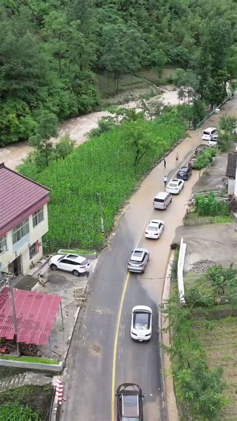 真相傳媒 On Twitter 7月1日晚，陕西汉中镇巴县多地遭遇暴雨袭击，仁村镇、渔渡镇出现特大暴雨，洪水漫上街道漫进住户家中。 6f3uo7fvqh