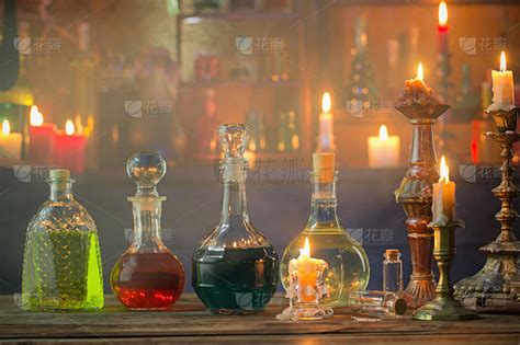 木制背景上的瓶子里的魔法药水