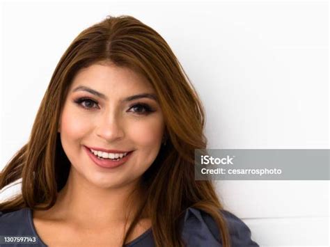 카메라 흰색 배경과 복사 공간을보고 캐주얼 의상에 여자의 클로즈업 25 29세에 대한 스톡 사진 및 기타 이미지 25 29세 가까운 갈색 머리 Istock