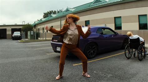 Эмма Стоун круто танцует в тизере фильма «Виды доброты Йоргоса Лантимоса