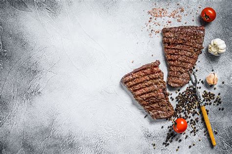 구운 덴버 스테이크 바베큐 쇠고기 회색 배경 맨 위 보기입니다 복사 공간 0명에 대한 스톡 사진 및 기타 이미지 0명 Steakhouse 검은색 Istock