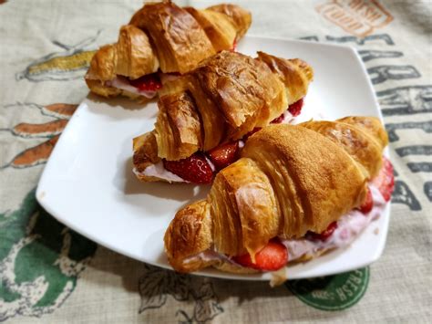 크로와상 딸기 샌드위치