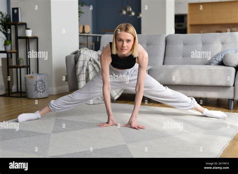 Mädchen Spreizte Ihre Beine Fotos Und Bildmaterial In Hoher Auflösung
