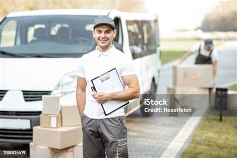 택배로 택배를 택배로 배달하는 택배 교통수단에 대한 스톡 사진 및 기타 이미지 교통수단 나름 남성 Istock