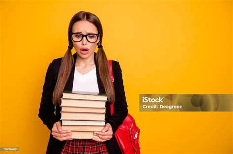 그녀의 초상화 그녀의 좋은 매력적인 걱정 혼란 절망적 인 소녀가 손에 들고 많은 다른 무거운 책 수업 과정 고등학교 밝은 생생한 광택 노란색 배경을 통해 고립 가방에 대한