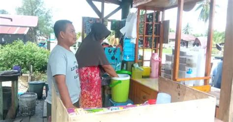 Pasokan Kelapa Muda Sulit, Pedagang Aneka Jus Buah di Singkil Tetap Tangguh Raih Cuan