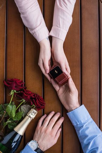 여자 친구와 지주 결혼 반지를 제안 하는 남자 친구의 자른된 이미지 2명에 대한 스톡 사진 및 기타 이미지 2명 갈색