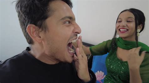 Tum Chai Jaisi Mohobbat Karo Hum Biscuit Jaise Doob Na Jayien Toh