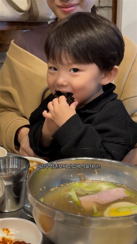 서우떠우또우 아기모델 육아일상 아기랑가볼만한곳 밥 다먹고 그~~~렇게 좋아하는 이모한테 안겨서 폭풍 김 먹방해버리는 떠우또우🖤 구운김이라 밍밍해서 안좋아할거같앗는데