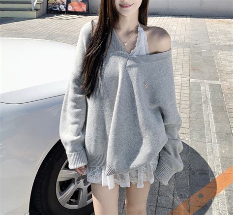 더블제이 24fw 신상 니트 맨투맨 티셔츠 코디 브이 넥 루즈 핏 긴 팔 그레이 Nt T 일상 데일리 레이어드 평일 꾸안꾸 대학생 캠퍼스룩 클래식 올드머니룩 코지 아이템