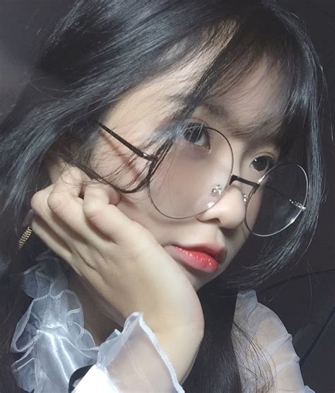 Ảnh Gái Xinh Tóc Dài Đeo Kính Ngầu Cute Nhất Hành Tinh