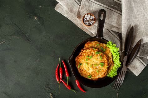 어두운 배경에 샐러드와 감자 팬케이크 Latkes 휴일 Hanukkah을 위한 유대인 요리 평면도 뢰슈티에 대한 스톡 사진 및 기타 이미지 Istock