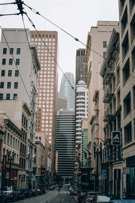 집 밖의 가벼운 거리 건물 건축 경치 경치가 좋은 고속도로 고층 건물 관념적인 교통 구조 금융 금융지구 기술 기업 네온 높은 대도시 도로