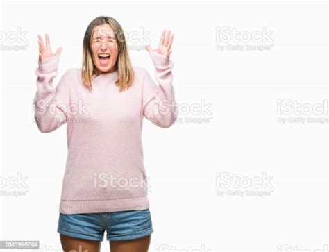 이상 겨울 스웨터를 입고 젊은 아름 다운 여 인 배경 축 제기 및 닫힌 눈 비명 흥분 하는 무기와 성공을 위해 미친 미친 하