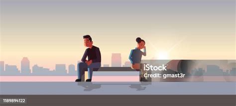 불행한 슬픈 부부 관계 문제 생활 위기 헤어 이혼 개념 남자 앉아 나무 벤치 도시 풍경 배경 플랫 전체 길이 수평 가공의 인물에 대한 스톡 벡터 아트 및 기타 이미지