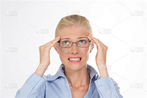 有爆炸头的北欧女孩