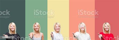 아름 다운 금발의 여 자가 웃 고 인사 하 고 환영으로 제공 하는 친절 한 악수 빈티지 고립 된 배경 위에 콜라주 성공적인 사업입니다 구도에 대한 스톡 사진 및 기타 이미지