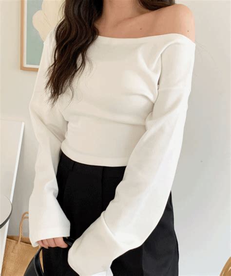 [은근섹시 몸매보정] 오프숄더 세미크롭 티셔츠 3컬러 에이블리