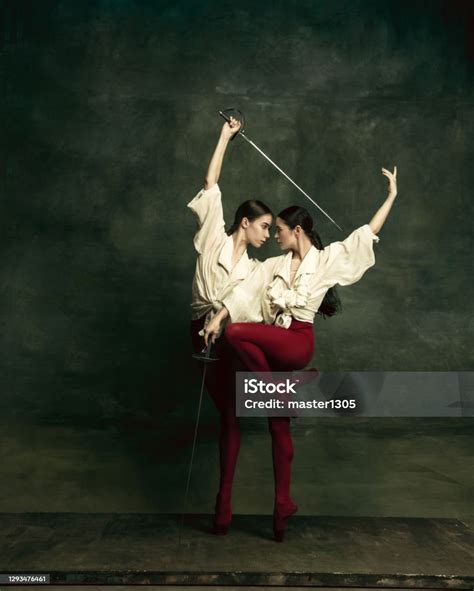두 명의 젊은 여성 발레 댄서들이 칼을 들고 결투를 하고 있습니다 발레와 현대 안무 컨셉 크리에이티브 아트 사진 18 19세에 대한 스톡 사진 및 기타 이미지 Istock