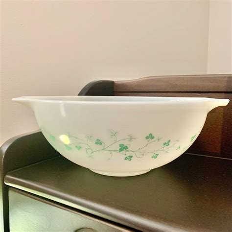 Vintage Pyrex Cinderella Nesting Bowl 444 Available In Green Ivy 4 Qt Great Shine 1964