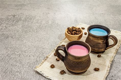 트렌디 한 음료 블루와 핑크 라떼 라벤더 또는 스피룰리나와 장미 비트 뿌리 또는 라즈베리 커피 돌 콘크리트 배경 0명에 대한 스톡 사진 및 기타 이미지 Istock