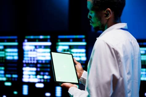 Free Photo Server Check Using Green Screen Tablet