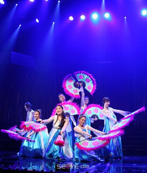 포토 트랜스젠더의 화려한 부채춤 세계일보