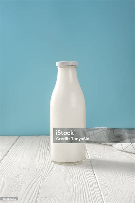흰색 나무 테이블에 유리 병과 냅킨우유 복사 공간이있는 파란색 배경에 우유 병 세계 우유의 날 우유 병에 대한 스톡 사진 및 기타 이미지 Istock