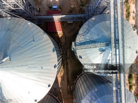 곡물 엘리베이터 농업 구역의 금속 곡물 엘리베이터 수확을 위한 농업 저장 녹색 자연 배경에 곡물 엘리베이터 농업 공장의 외관 아무도 스토리지 탱크에 대한 스톡 사진 및 기타