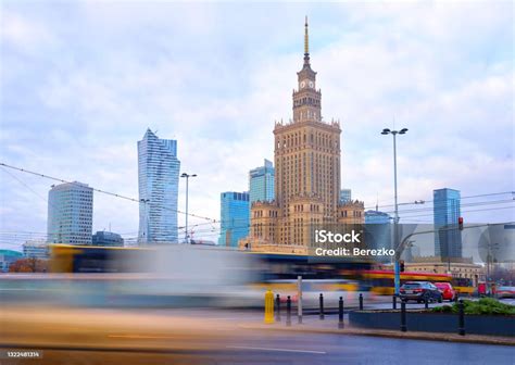 폴란드 바르샤바의 문화 과학 궁전 근처의 교통량이 높습니다 도시 생활의 긴 노출 샷 비즈니스 센터 도시 경관 바르샤바에 대한 스톡 사진 및 기타 이미지 Istock