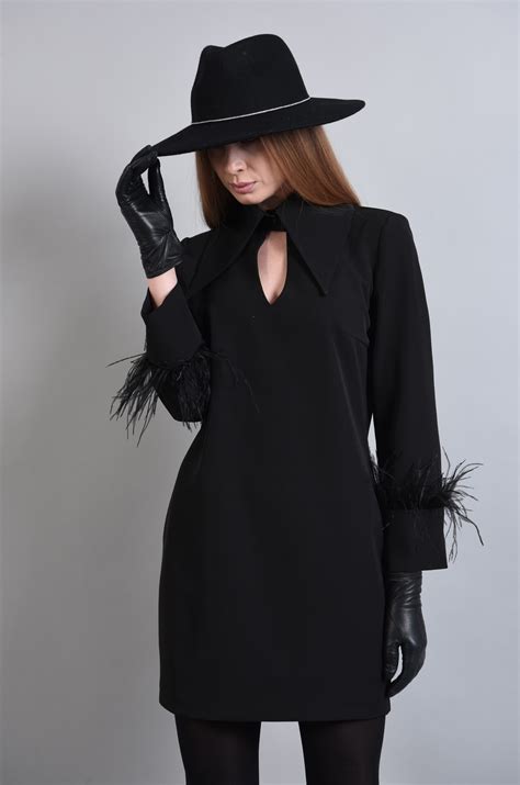 Rochie Cu Guler Ascutit Si Pene La Maneci Poema