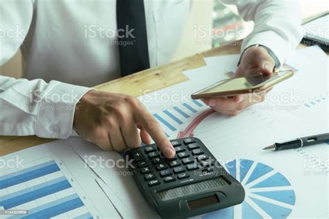닫기 올라 아시아의 사업 여자 계산기를 사용 하 여 숫자를 계산 합니다 비즈니스 재정 및 회계 개념 0명에 대한 스톡 사진 및 기타 이미지 Istock