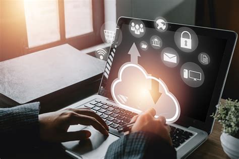 클라우드 컴퓨팅 아이콘 클라우드 컴퓨팅 개념 백업 스토리지 데이터 인터넷 네트워킹 및 디지털 공유 글로벌 기술 개념과 노트북 컴퓨터를 사용하는 여성의 손 노트북에 대한 스톡