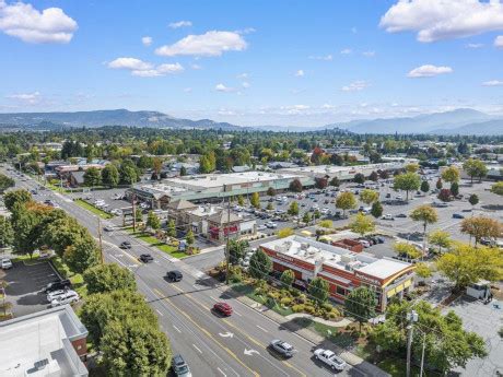 Bear Creek Partners Divests Of 189 670 Sf Shopping Center In Medford