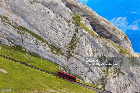 스위스 루체른 주의 필라투스 산 정상으로 올라가는 톱니바퀴 열차 세계에서 가장 가파른 톱니바퀴 철도 기어 기계 부분에 대한 스톡 사진 및 기타 이미지 Istock