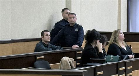 სასამართლოში პოლიციელებზე თავდასხმაში ბრალდებულ 21 წლის მათე დევიძის სხდომა მიმდინარეობს