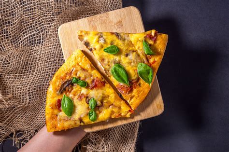 나무 판에 바질피자 두 조각 상단 뷰 플랫 레이 텍스트를 복사할 장소 건강에 좋지 않은 음식에 대한 스톡 사진 및 기타 이미지 건강에 좋지 않은 음식 고기 노랑