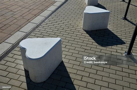 매끄러운 콘크리트 의자 크기의 주물 보행자 구역에 진입하는 도시 설계 장벽으로 적합합니다 모카 설탕 큐브의 모양 카드 카나스타 기호를 재생합니다 포장도로에 있는 하얀 하트