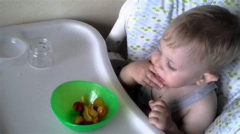 Кушает фрукты 11 06 2014 Youtube