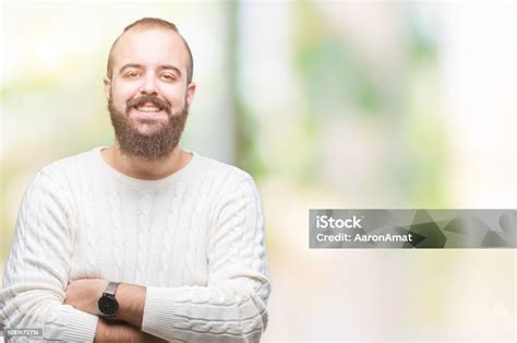 이상 겨울 스웨터를 입고 젊은 백인 Hipster 남자와 함께 웃 고 행복 얼굴 넘어 무기는 카메라 보고 배경 고립 긍정적인 사람입니다 겨울에 대한 스톡 사진 및 기타
