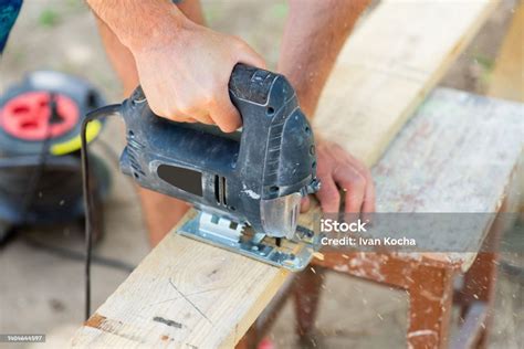 수컷 목수가 지그소로 나무 판자를 자르고 클로즈업합니다 가구에 대한 스톡 사진 및 기타 이미지 가구 건설 산업 건설 장비 Istock