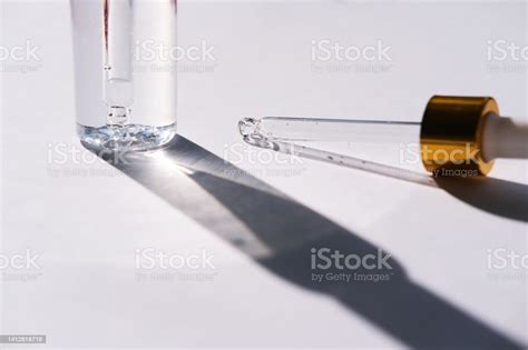 유리 피펫과 화장품 액체 한 병이 흰색 배경에 그림자를 드리운다 측면보기 0명에 대한 스톡 사진 및 기타 이미지 0명 Lsd 건강관리와 의술 Istock