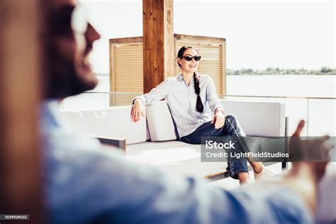 국가 집에 근처에 앉아 그녀의 남자 친구는 동안 소파에 선글라스에 웃는 여자의 선택적 초점 남자에 대한 스톡 사진 및 기타 이미지 남자 남자 친구 남편 Istock